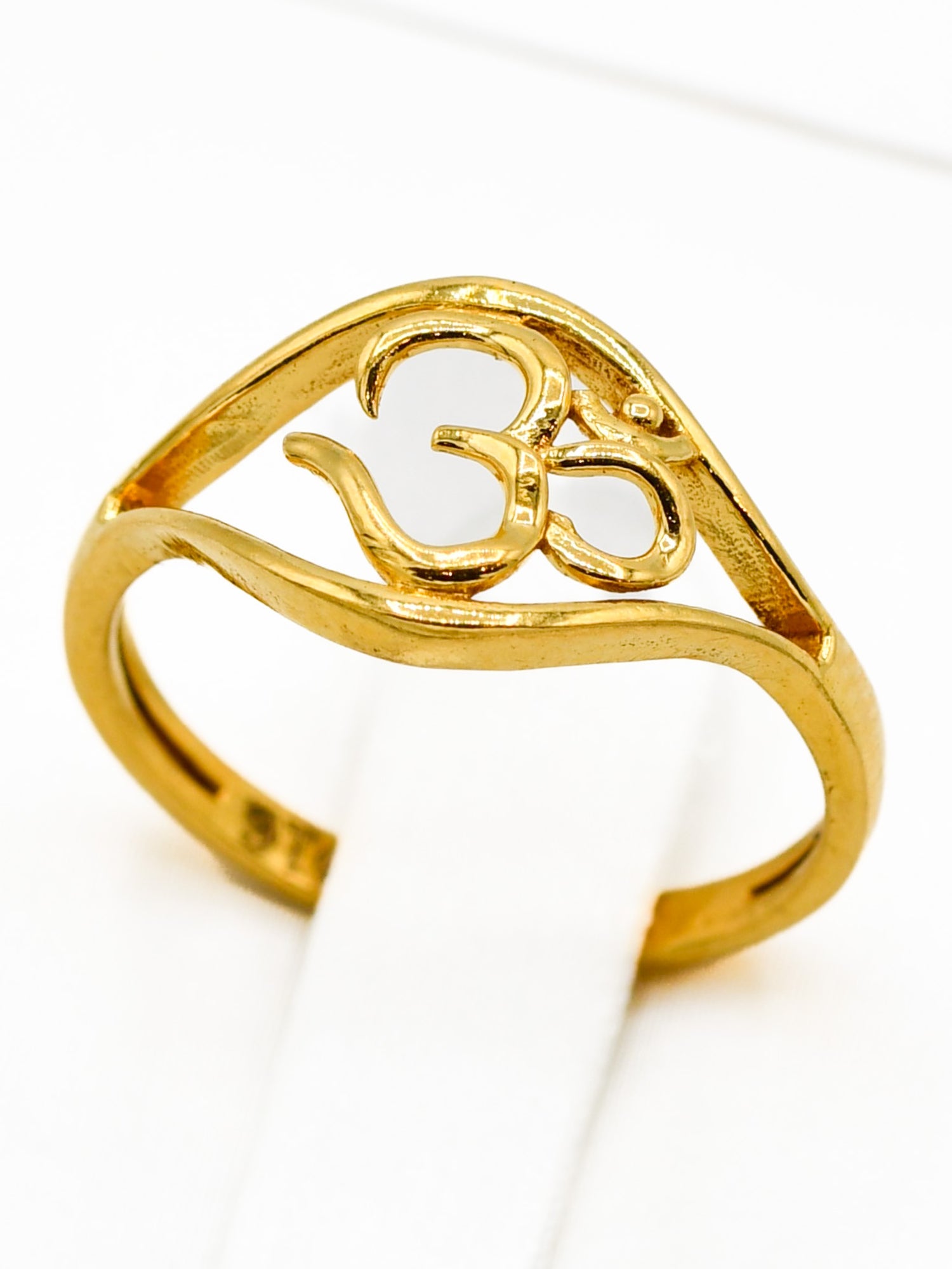 22ct Gold Om Ladies Ring – Roop Darshan